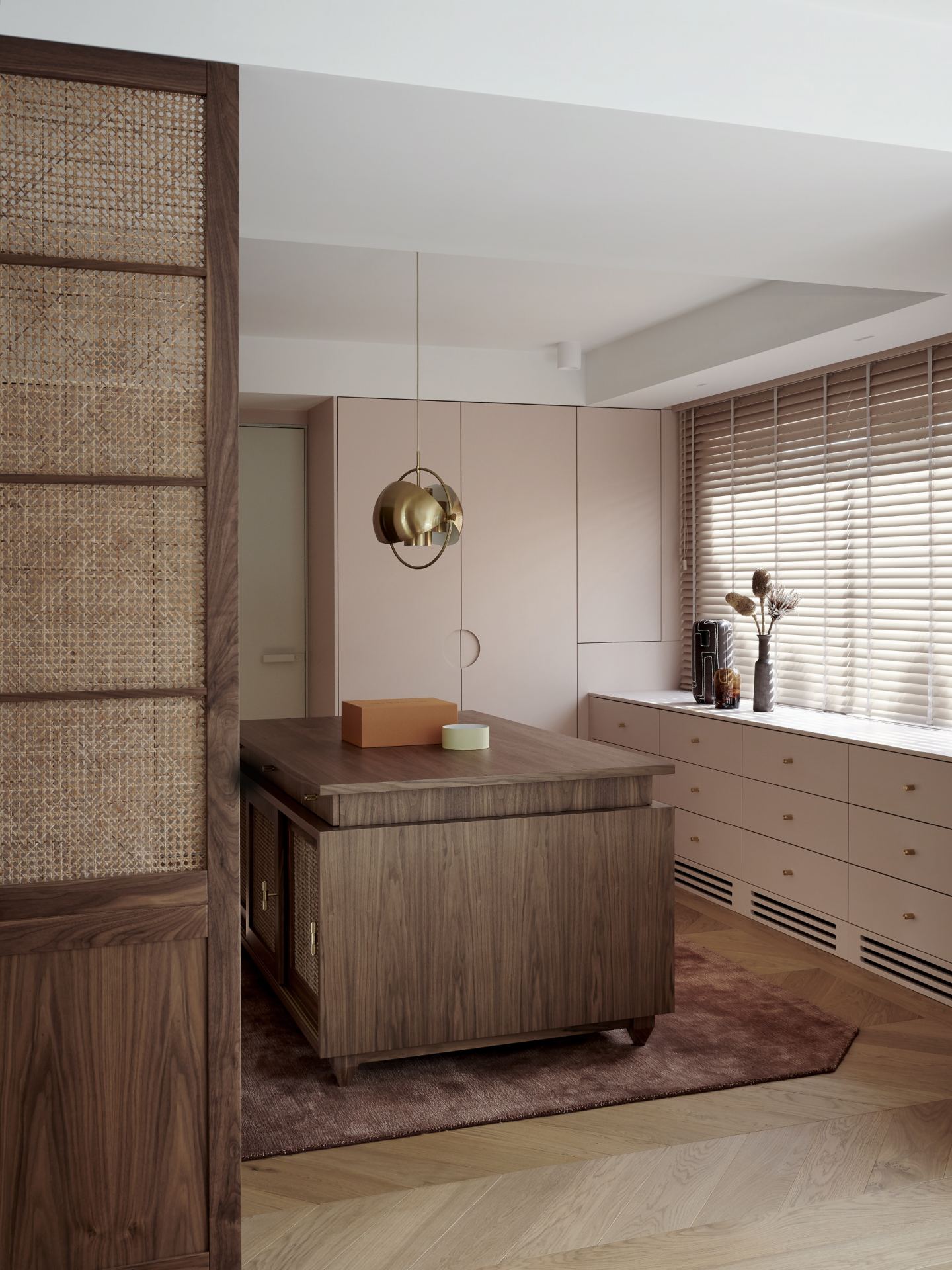 Krakowski projekt przestronnego apartamentu od Paradowski Studio