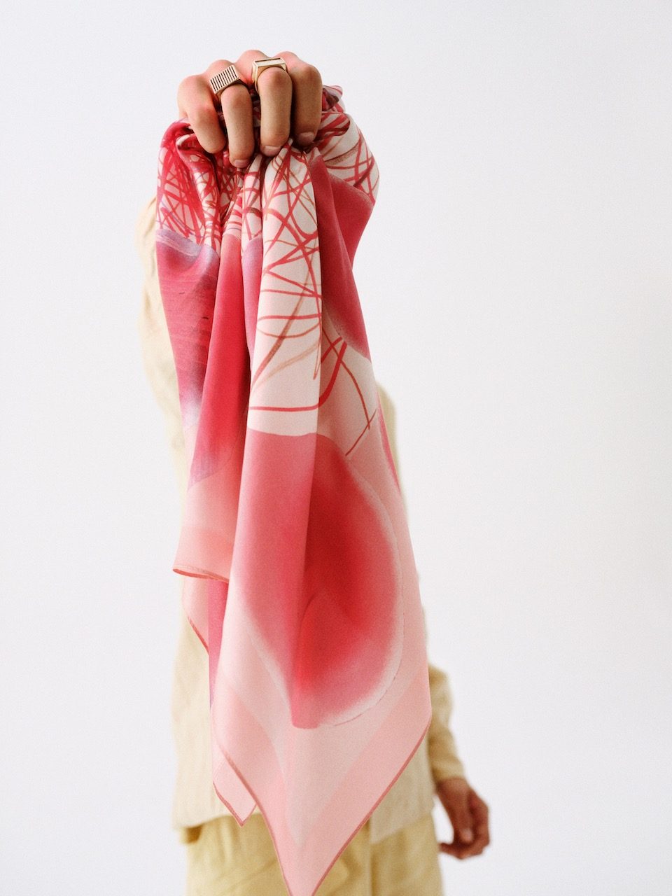 Warszawski malarz Ivo Nikić debiutuje w roli projektanta