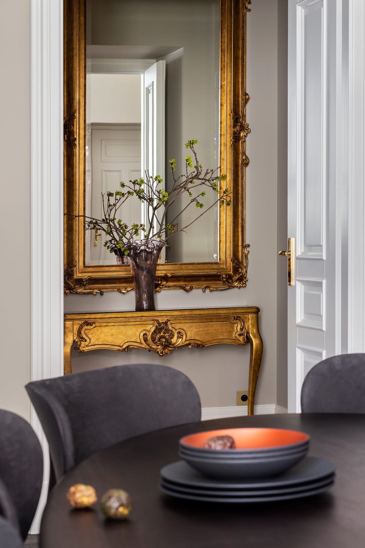 Mow.design studio zaprojektowało apartament przy Foksal 13/15