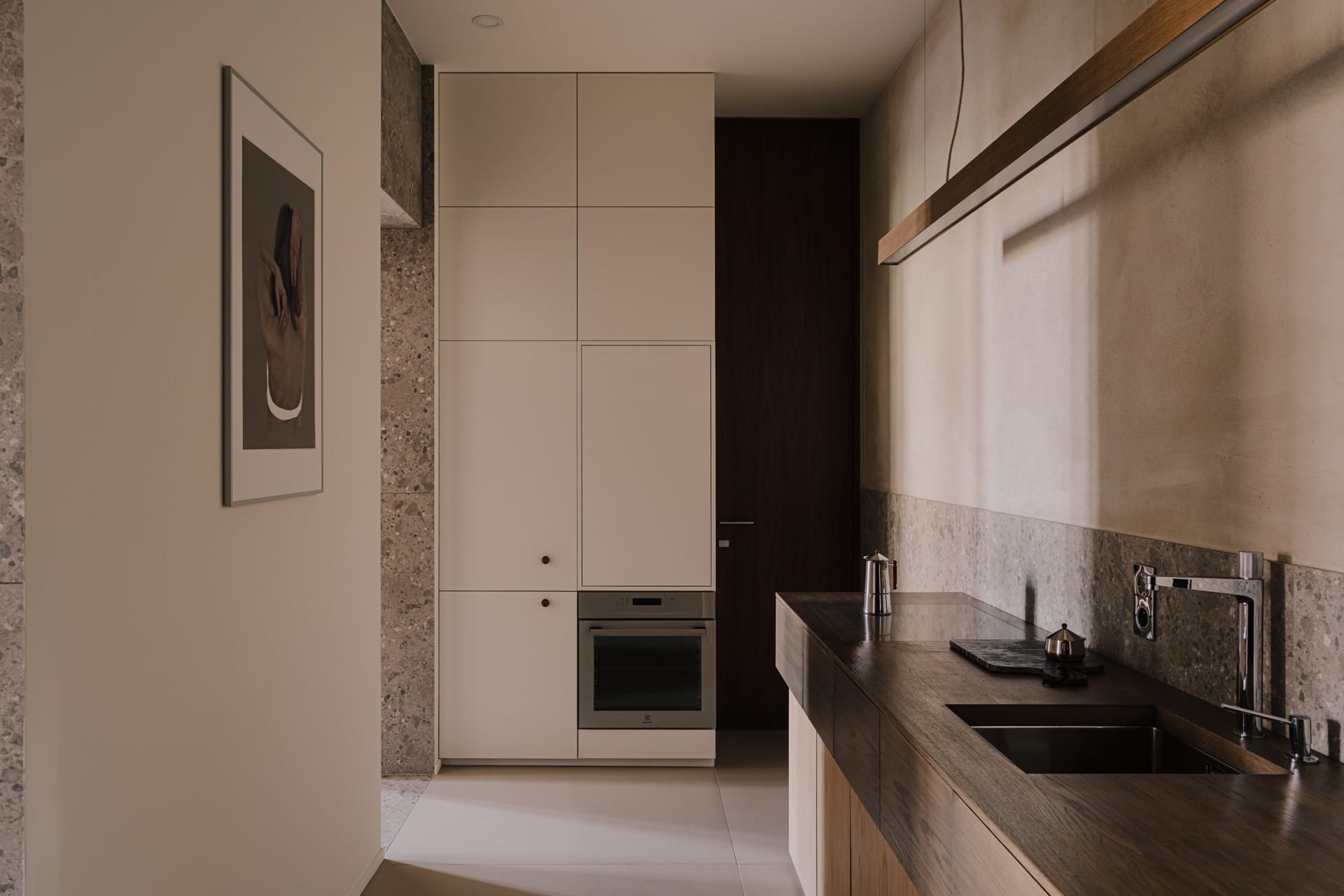 Rys.studio odświeżyło wiekowe mieszkanie