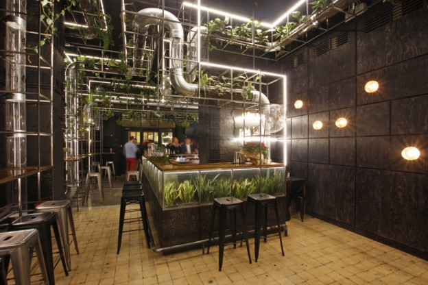 Foton – warszawski bar zatopiony w zwisającej z sufitu tropikalnej dżungli